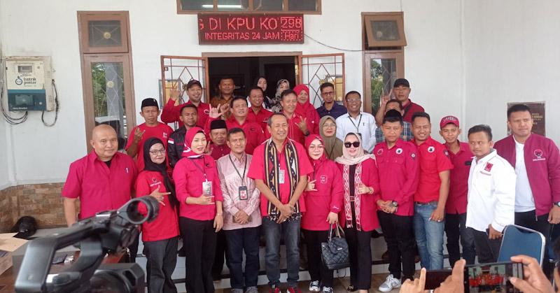 35 Anggota PDIP Resmi Mendaftar Caleg di KPU Kota Kendari | IndoSultra.com 35 Anggota PDIP Resmi Mendaftar Caleg di KPU Kota Kendari | IndoSultra.com